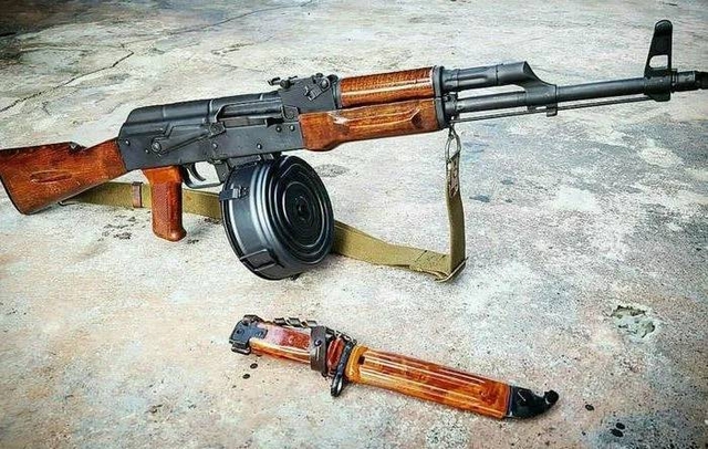 Чому на автоматі Калашникова не прижився барабанний магазин